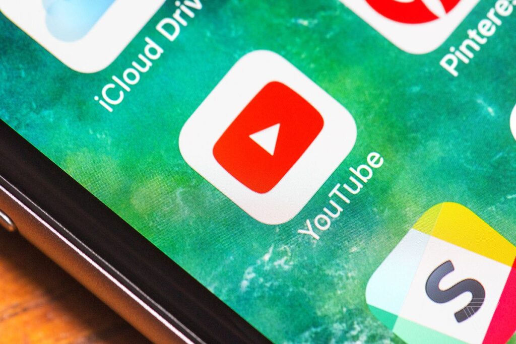 YouTube Tests TikTok-Style Swipe-Up Gesture